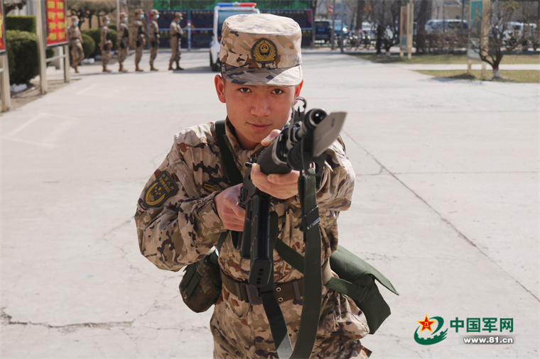 passionate!Direct attack on armed police officers and soldiers ...