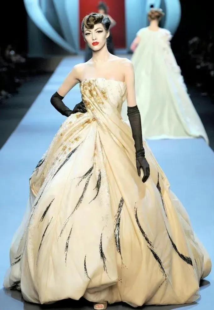 Come in and help Reba choose clothes, which dress do you most want to ...