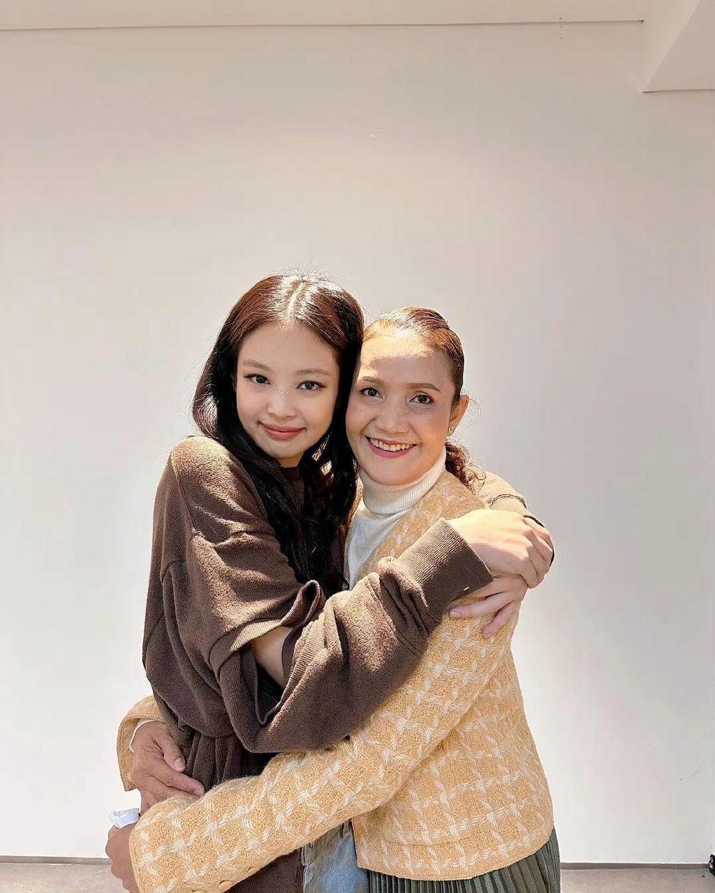 Lisa's mother watched the BLACKPINK concert and hugged and took a photo ...