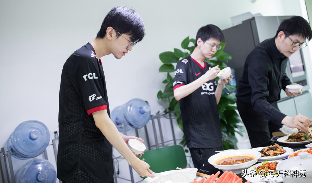 EDG faces LGD, teenager Junjia returns to the game, Jiejie responds live - iNEWS