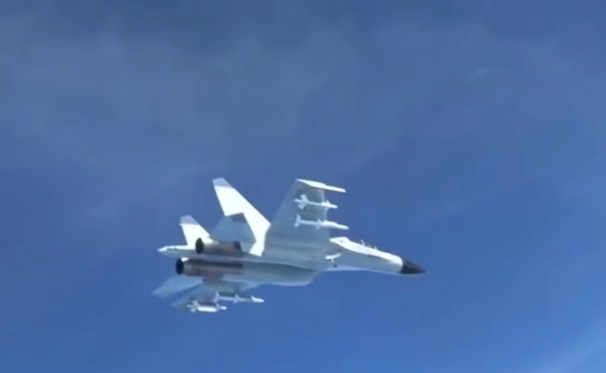 Intergenerational relay between China and Russia, Su-27 just intercepted F-35, J-11BH confronted ...