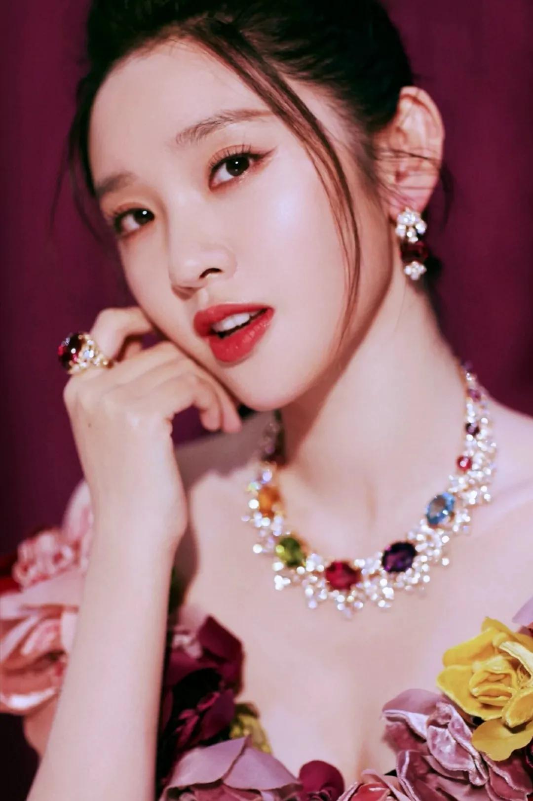 Tang Yixin: Delicate water, beautiful and moving - iNEWS