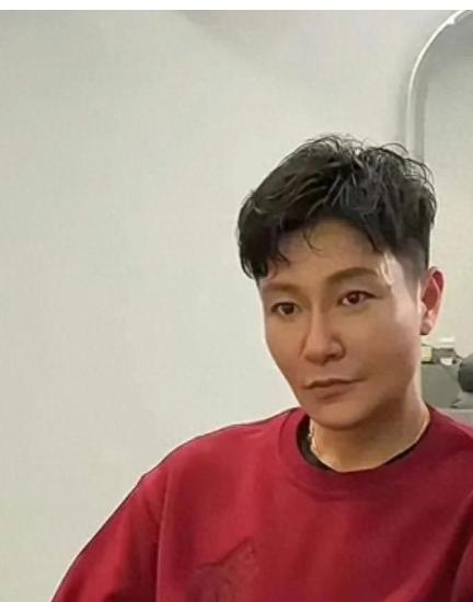 Li Zonghan's face is stiff and full of apple muscles, which contrasts ...
