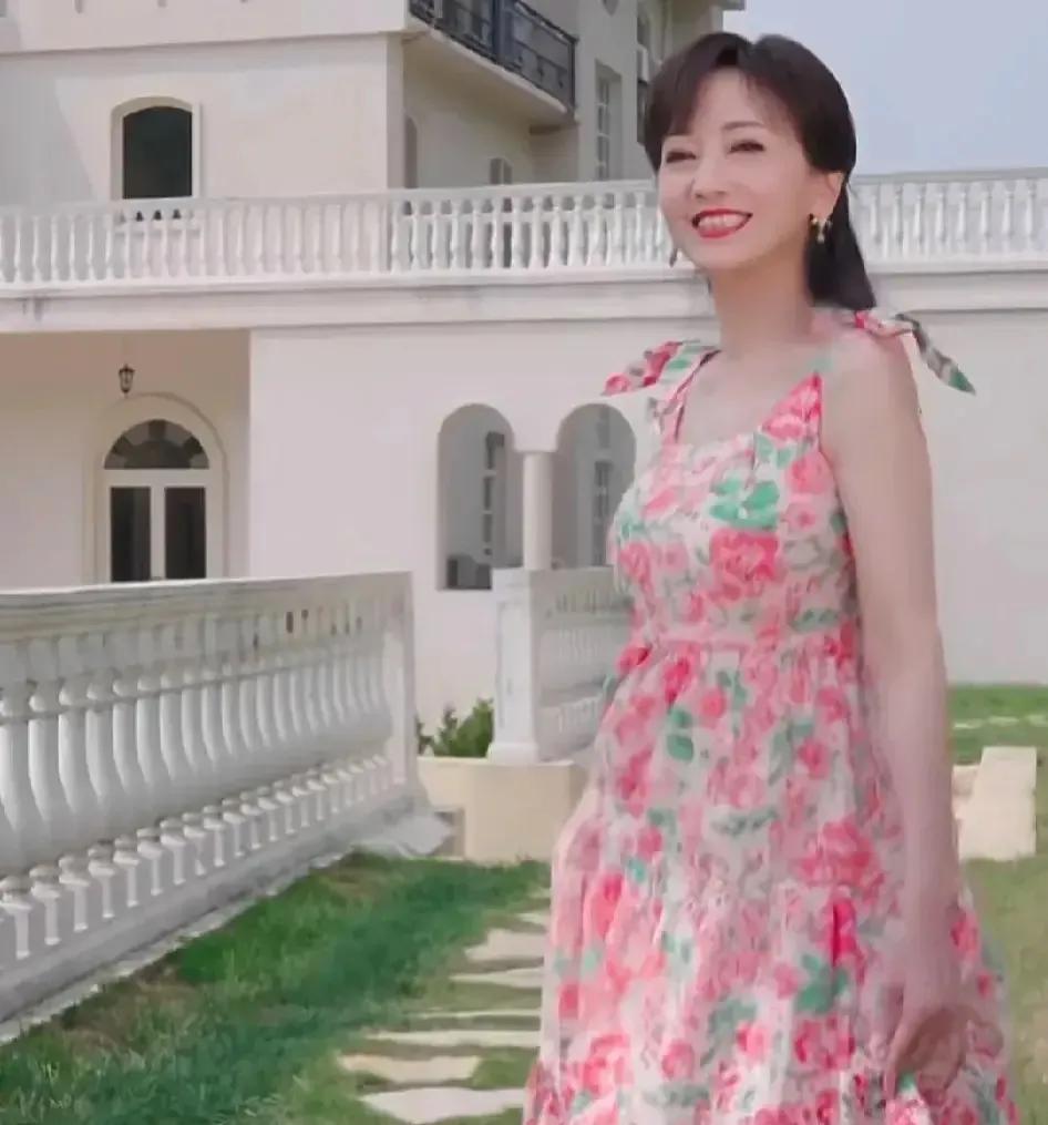 Zhao Yazhi made a stunning appearance in a floral skirt at the age of ...