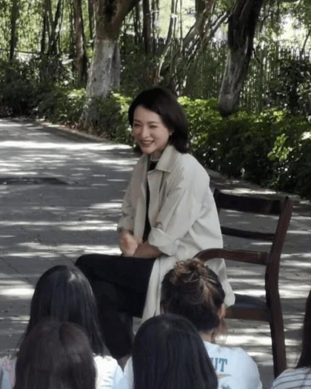 Dong Qing appeared in the canteen for dinner without makeup, her ...