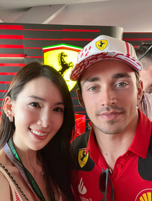 Lin Zhiying and his wife Chen Ruoyi watched the racing competition and ...