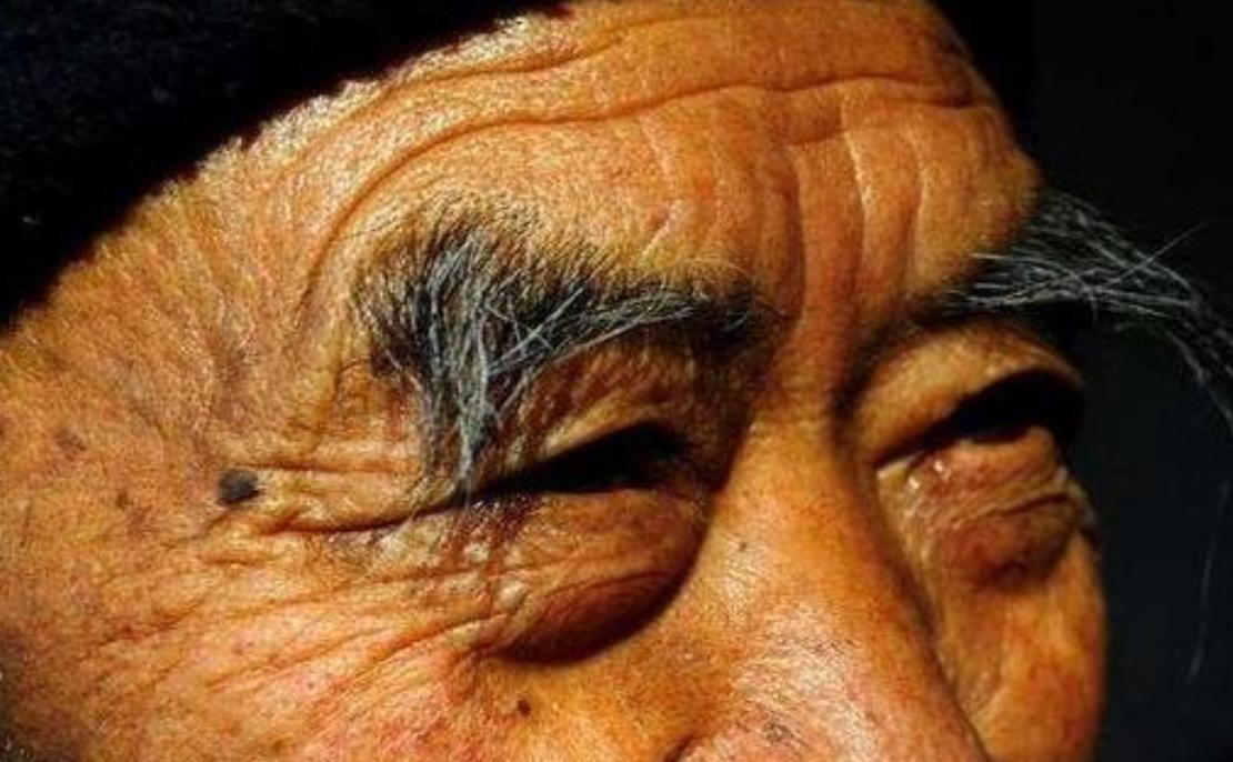 As the old saying goes, "One eyebrow is better than ten thousand dan ...