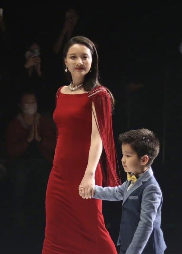 Aunt Jinxi made her son's debut, the 6-year-old tiger has sharp eyes ...