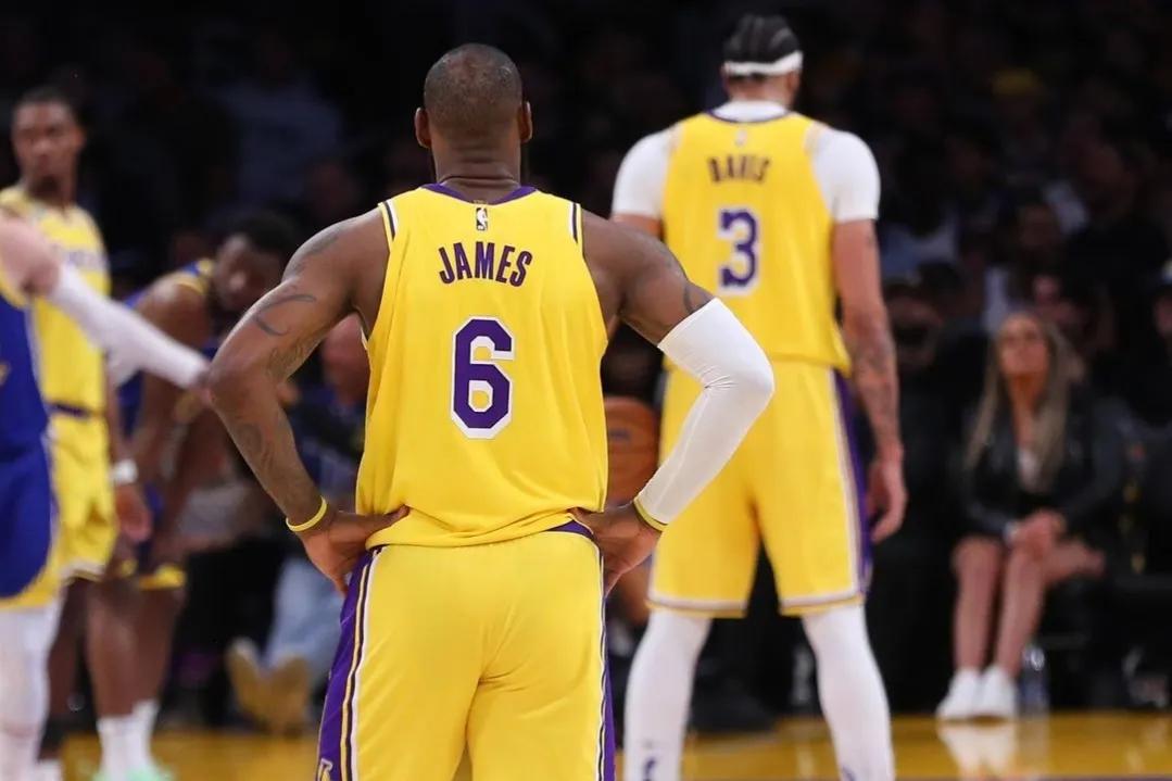 James broke the Warriors' defense and let Davis defend the corner for a ...