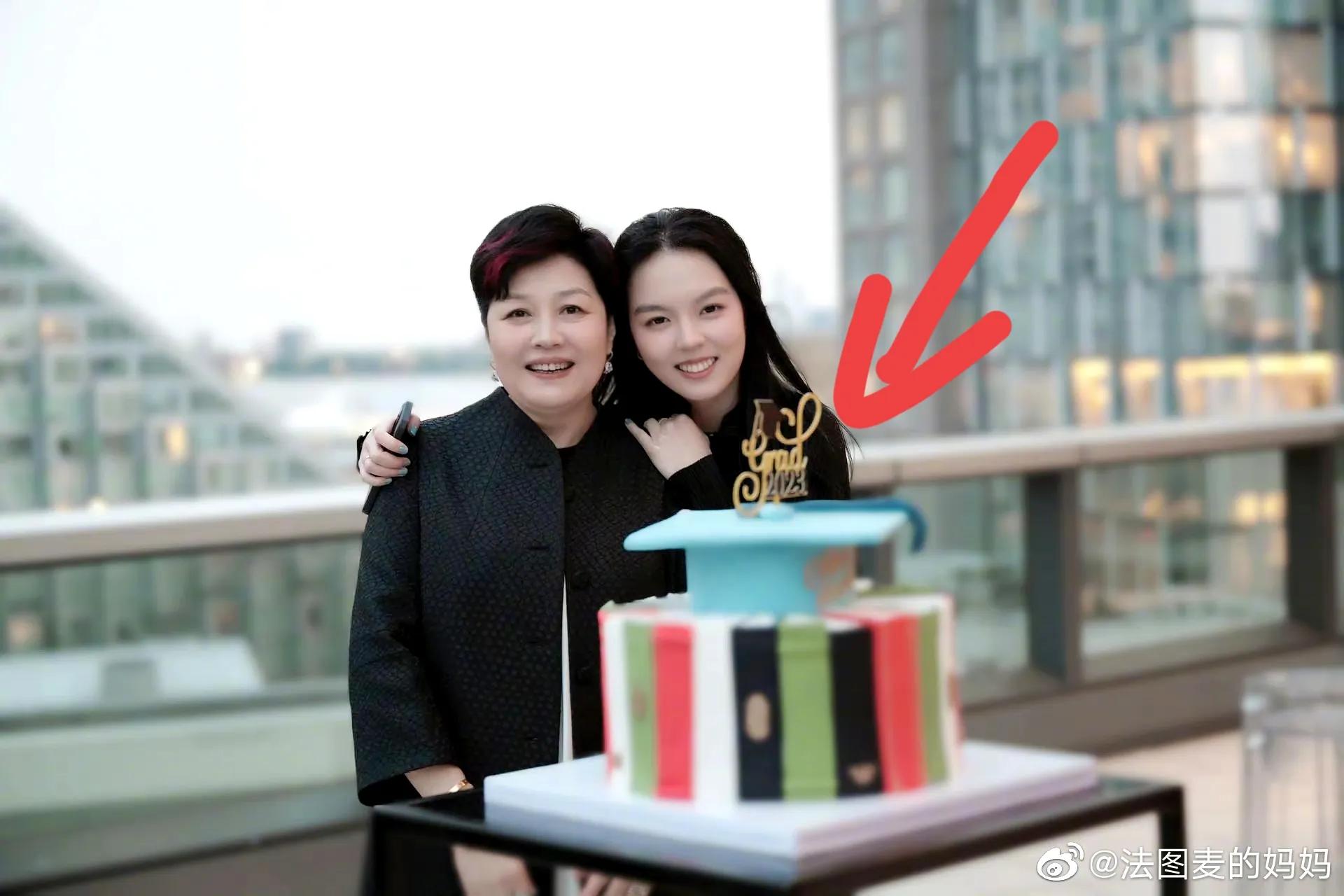 Li Yong's wife excitedly posted a post late at night - iNEWS