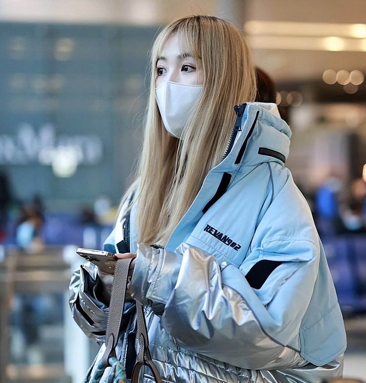 Ma Rong immigrated successfully, changed a new avatar and started a new ...