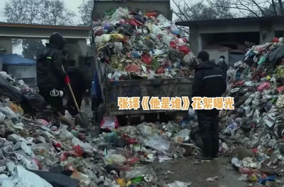Zhang Yi rummaged through the garbage and entered the smelly ditch on ...