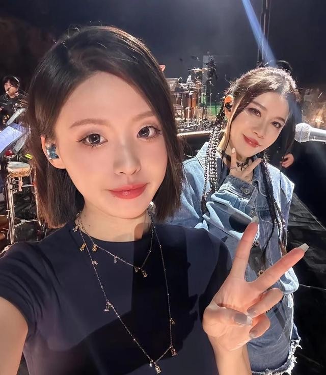 Xu Ziyao's belly-baring outfit set the stage! His belly is cute and ...