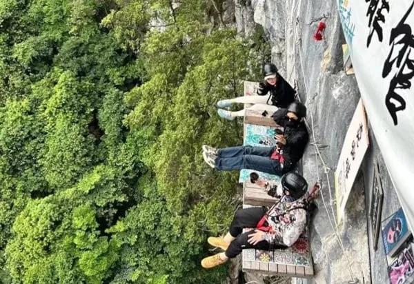 200 meters high cliff to drink coffee 398 RMB for 1 cup - iNEWS