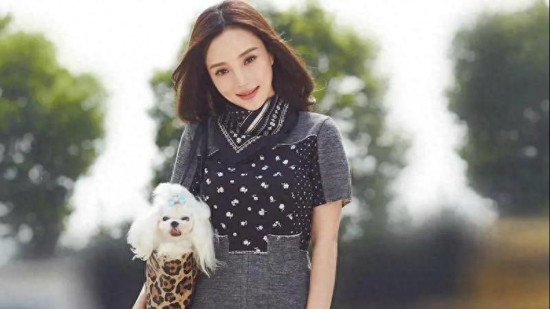 "Lovely sister group! Huo Siyan and Li Xiaolu are full of charm!" - iMedia