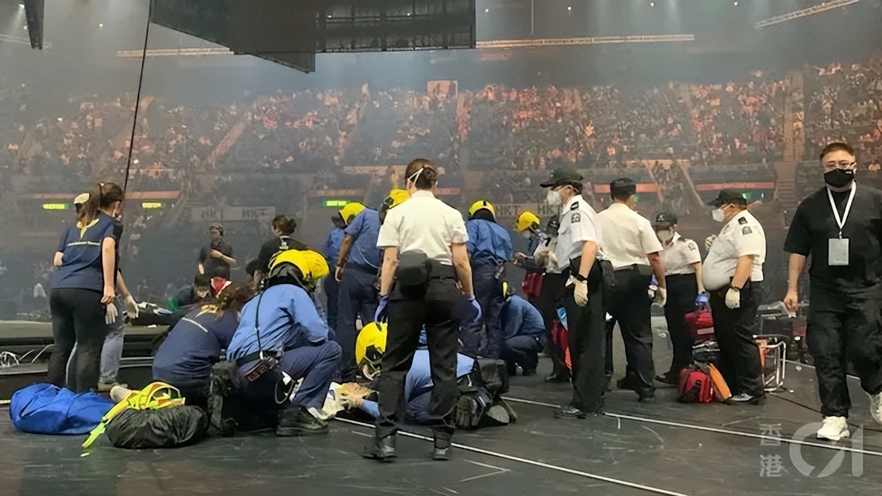 MIRROR concert giant screen fell and injured five people, who should be ...