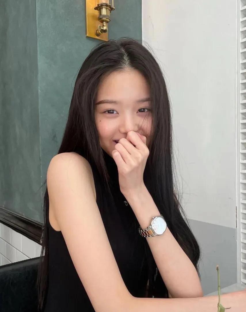 The 14-year-old Korean idol who debuted in the C position has a high ...