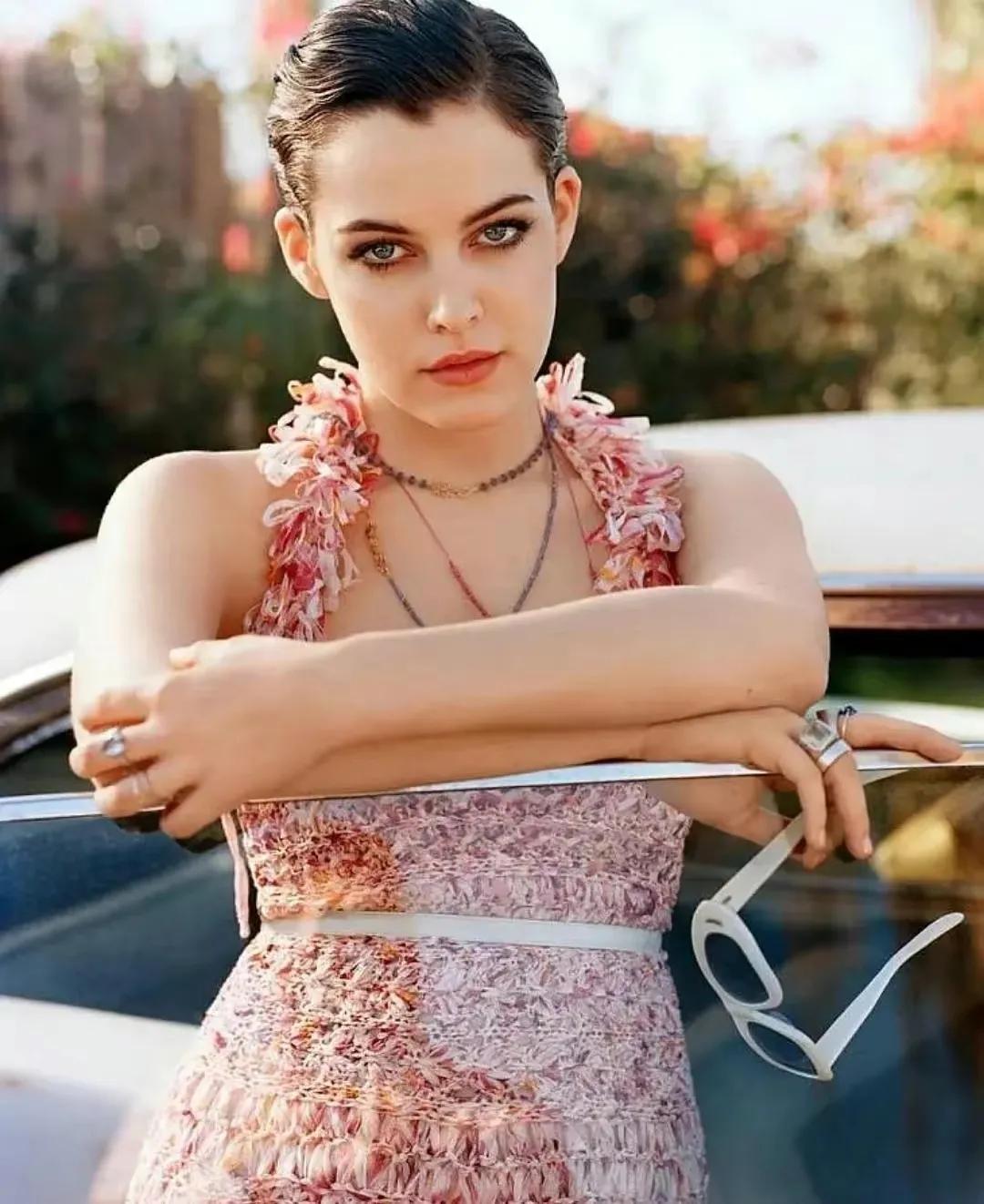 Lili Gio is sexy and charming and can be called an invincible goddess ...