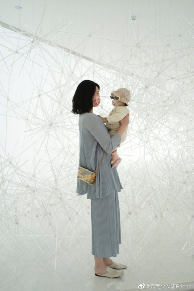 Hui Ruoqi took photos of the exhibition from her husband's perspective ...