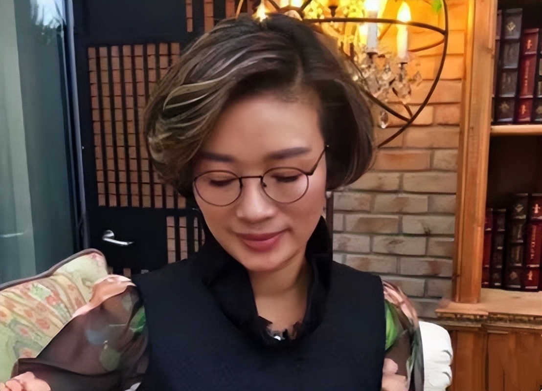 Hu Jie, a rich woman in Wenzhou, sent her ex-husband to prison on the front foot, and married ...