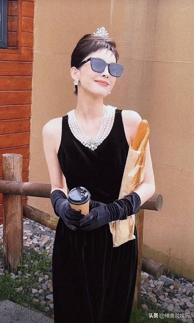 Guli Nazha is so beautiful! Acting as Hepburn's classic style, wearing ...