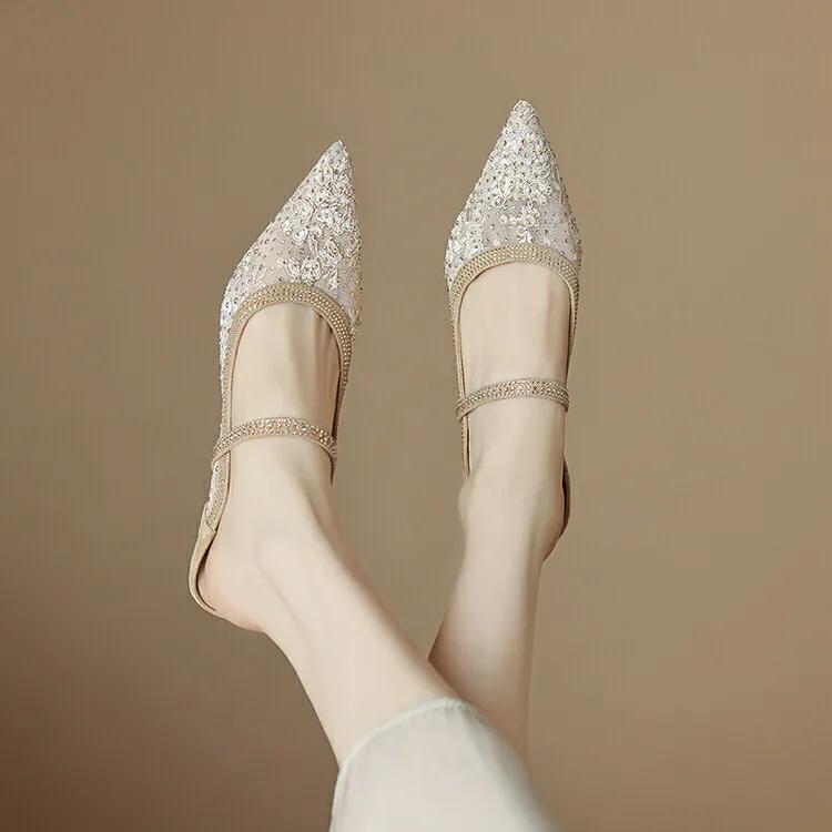 These lace pumps are so eye-catching! - iNEWS