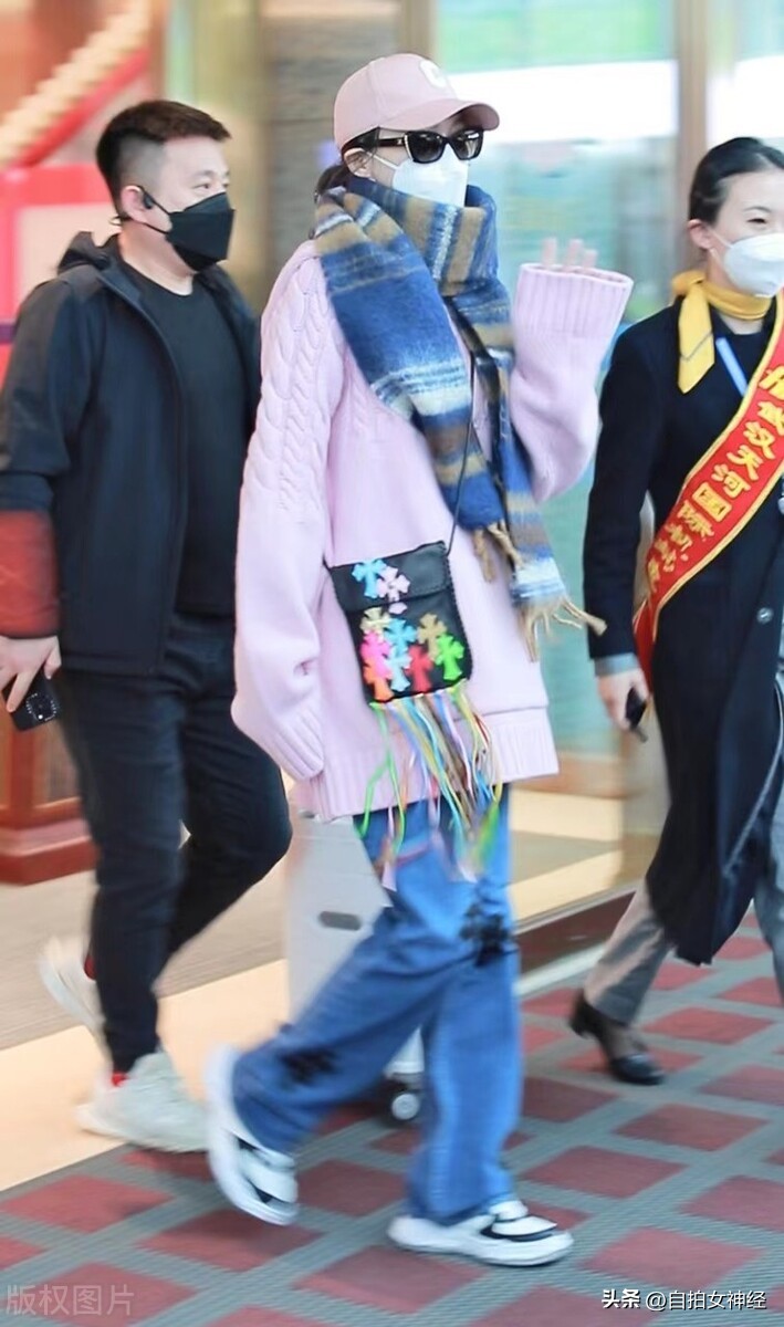 Tang Yan is warm and sweet in a pink sweater + jeans + baseball cap ...