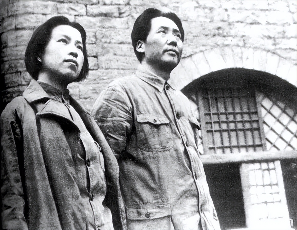 Chinese Leica "Red Flag 20 Camera" - iNEWS