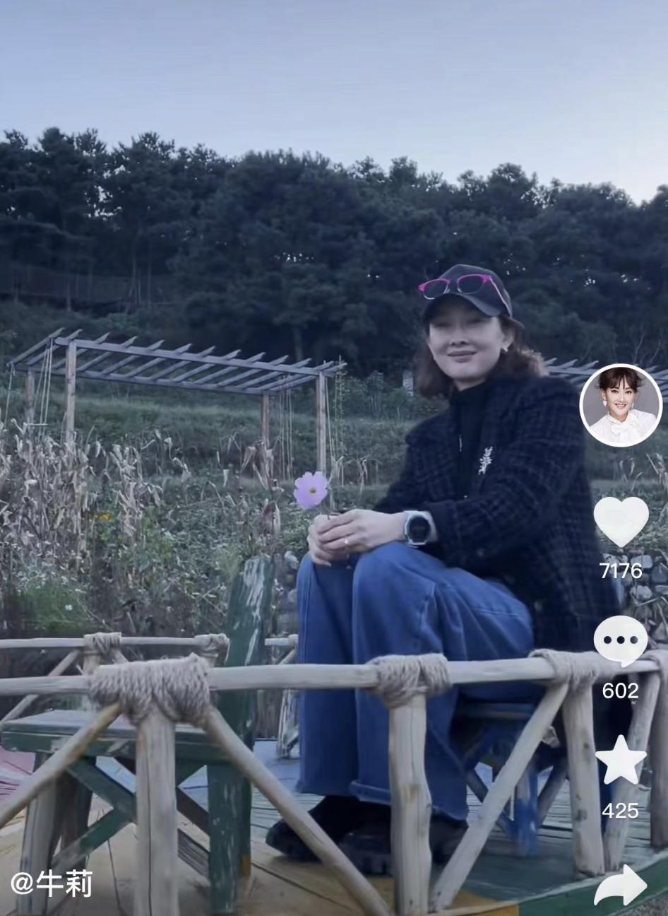 49-year-old Niu Li's mental state is worrying, she sits alone in a ...