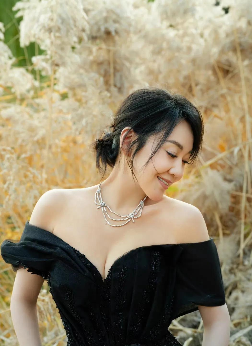 The charming and feminine Yan Ni - iNEWS