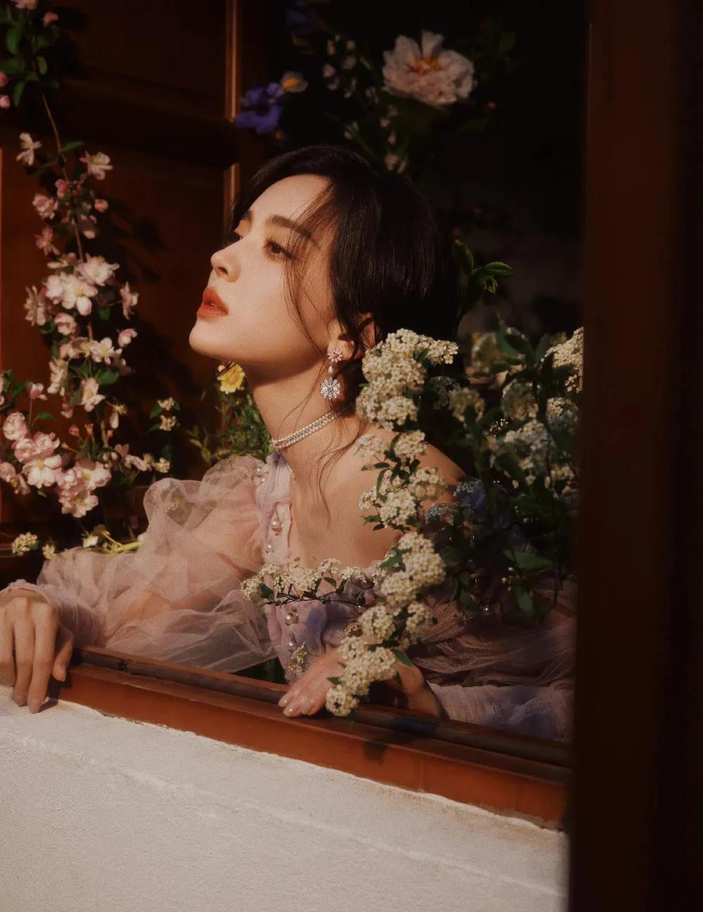 Nuozha's pink over-the-shoulder dress is silent in the flowers, showing ...