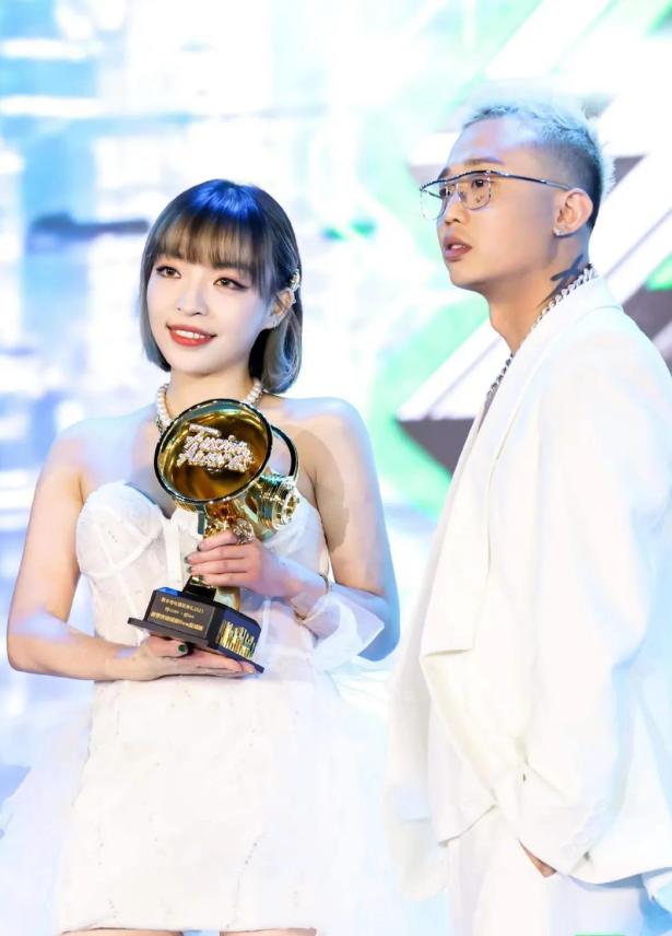 Beautiful and strong!Kind of Dream Music (DMG) VaVa Mao Yanqi won the Most Popular Female Rap ...