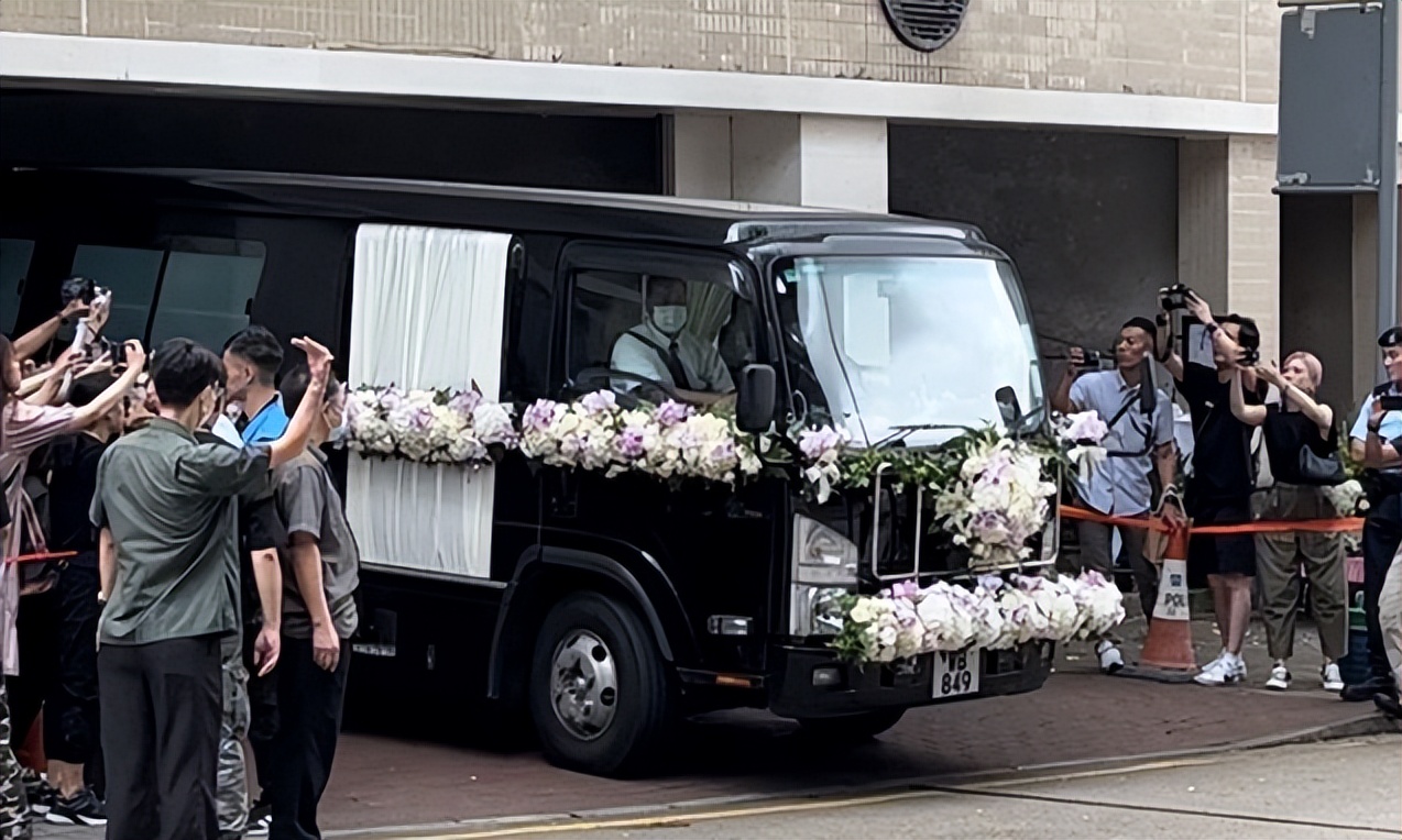 Coco Lee's funeral, the coffin was written back to the original name Li ...