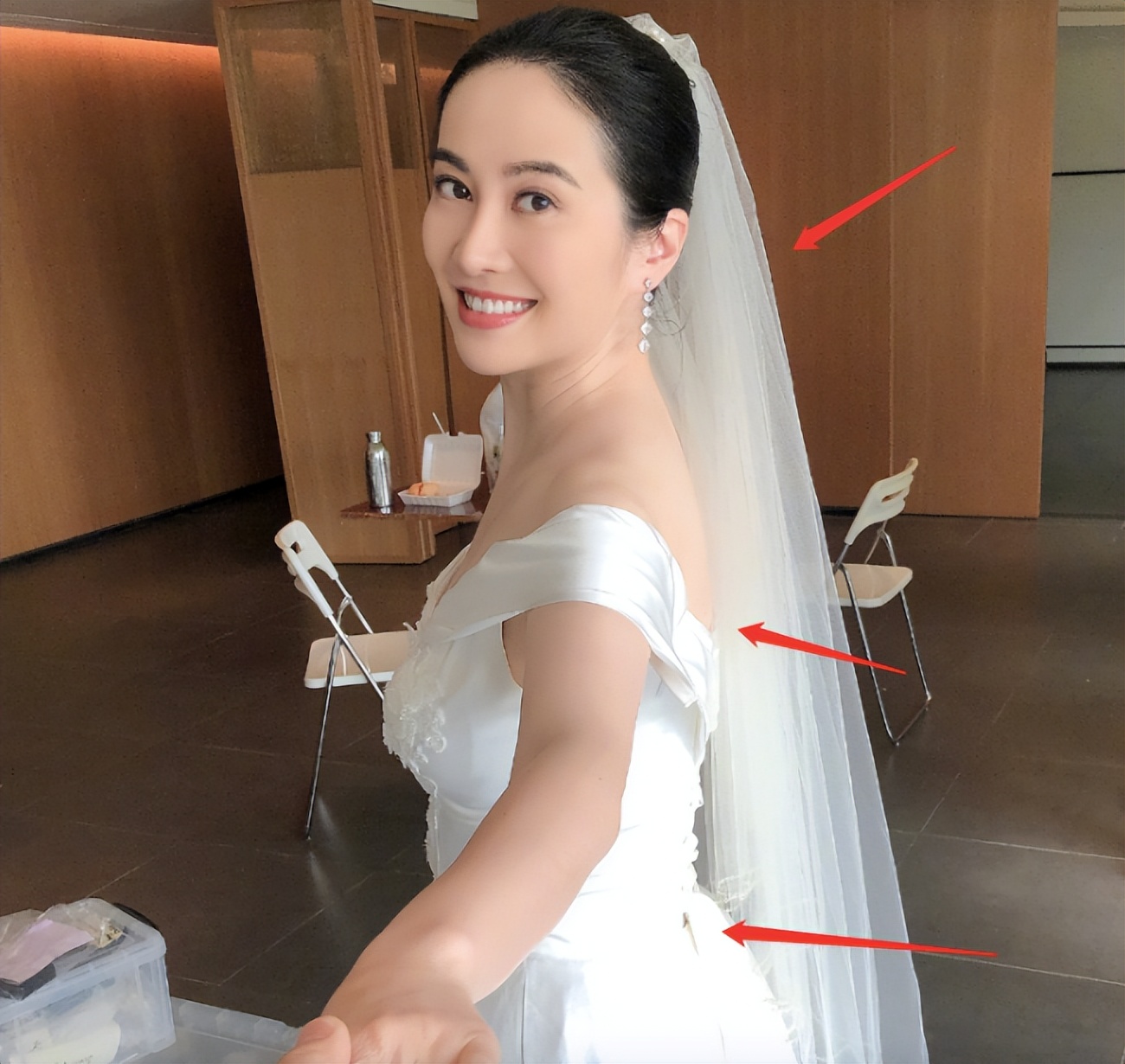 Michelle Ye finally got married? Wearing a wedding dress with a wedding ...