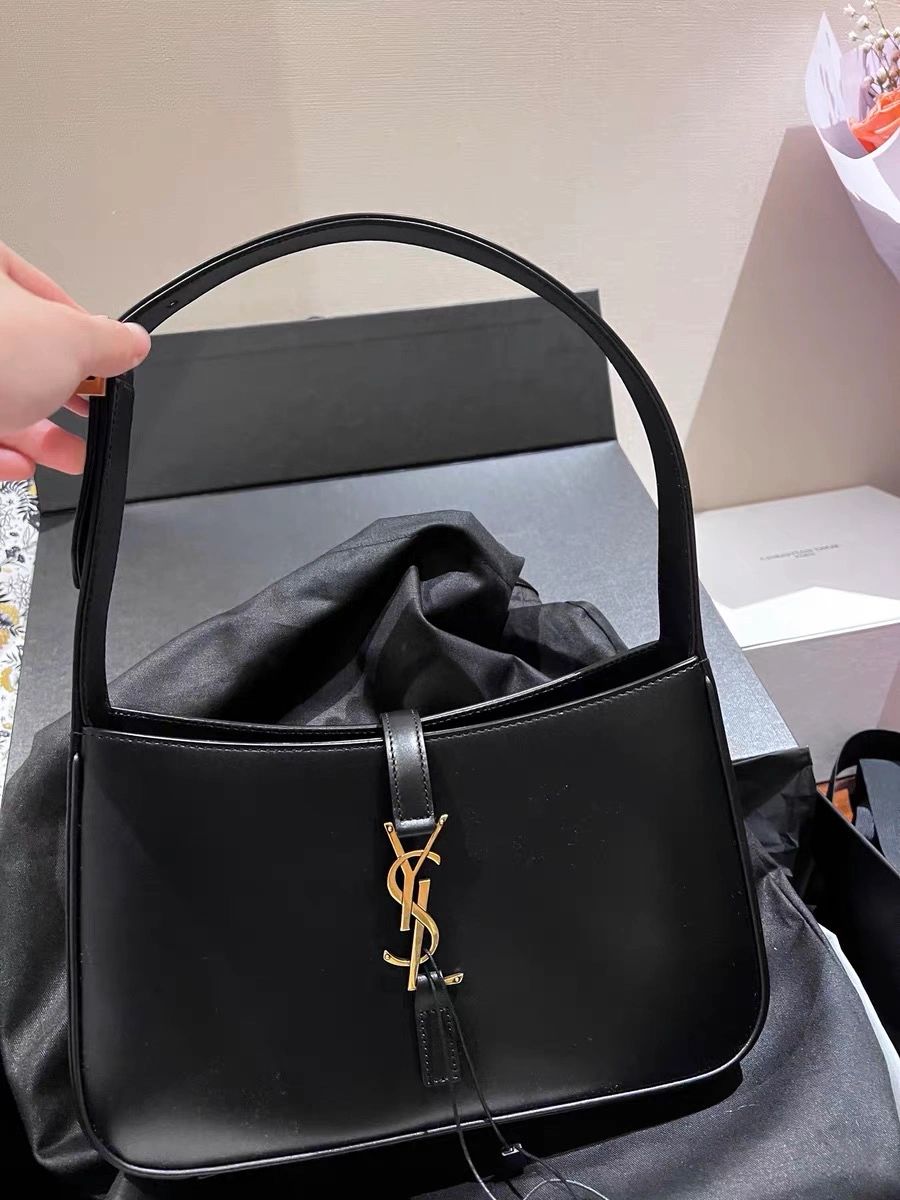 The grass-planted ysl underarm bag is also very pretty, very suitable ...