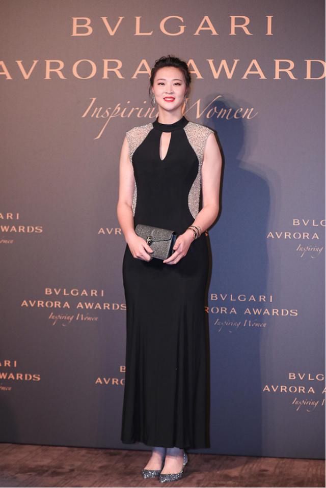 The 192cm Hui Ruoqi is really aura, wearing a long black dress with a ...