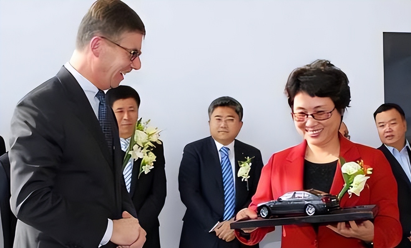 The extravagant life of "Mrs. Sanshen" 390 million private jets ...