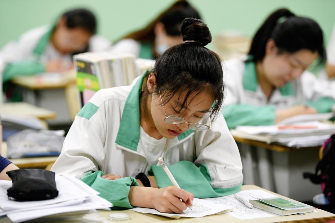 Which one develops better between "arts students" and "science students ...