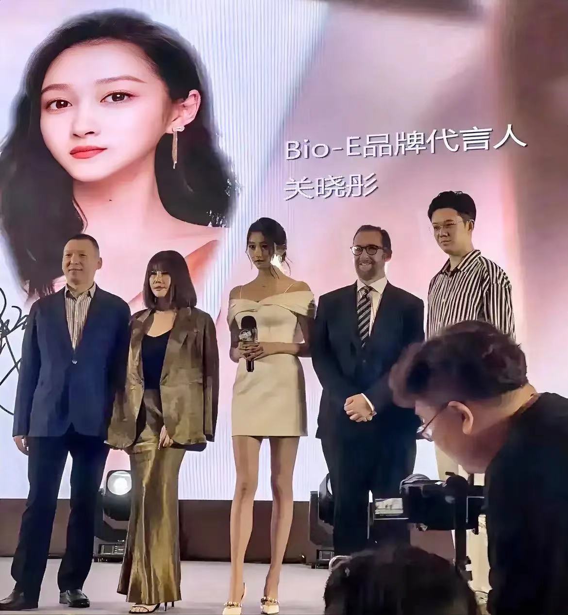 Guan Xiaotong attended the event in Shanghai, "long legs out of the ...