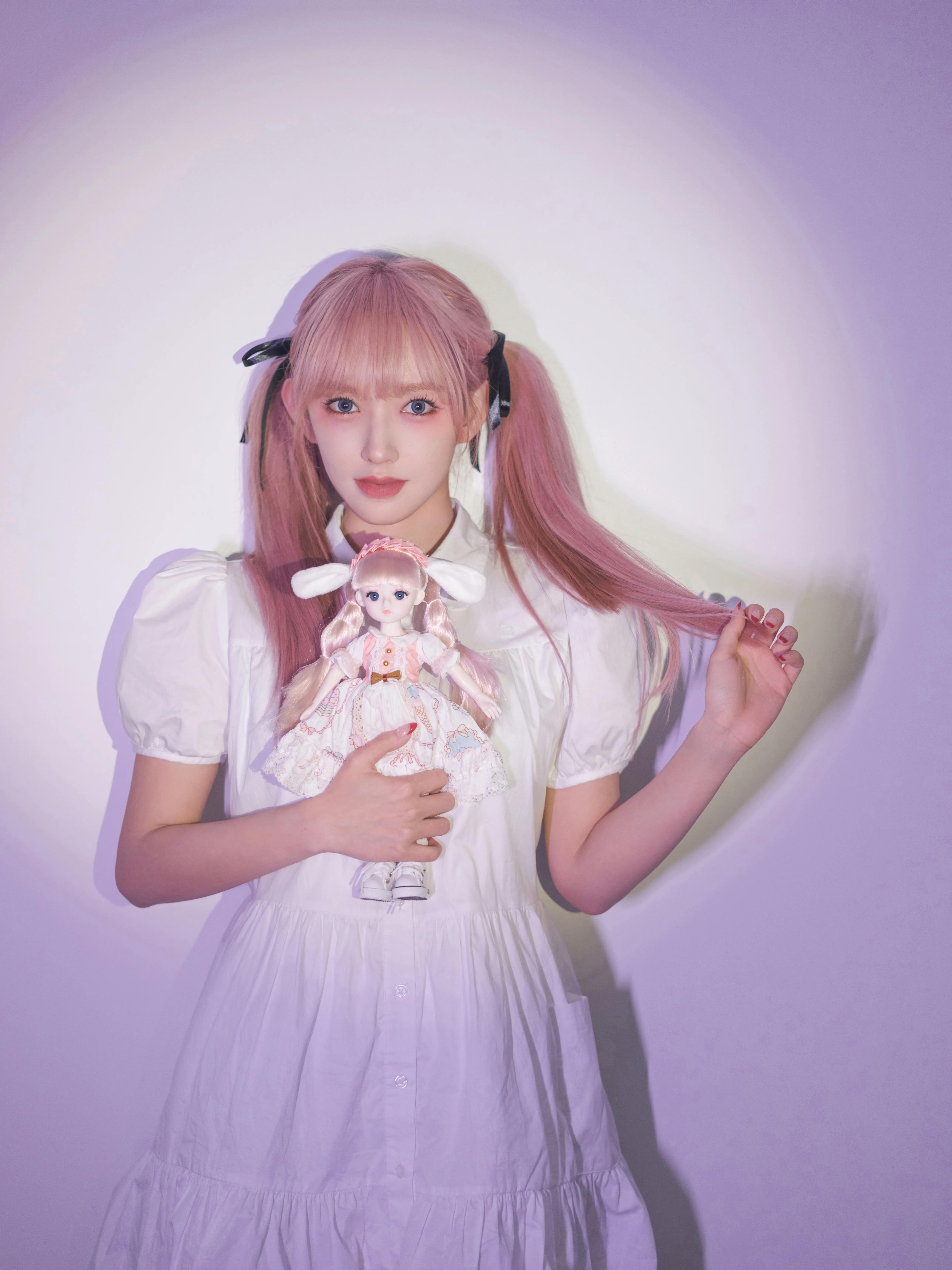 Cheng Xiao·Pink-haired Doll Contrast - iNEWS