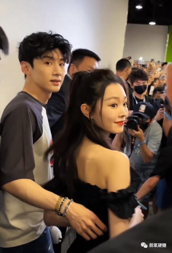 Can't hide the love? Besieged by fans, Bai Jingting domineeringly ...