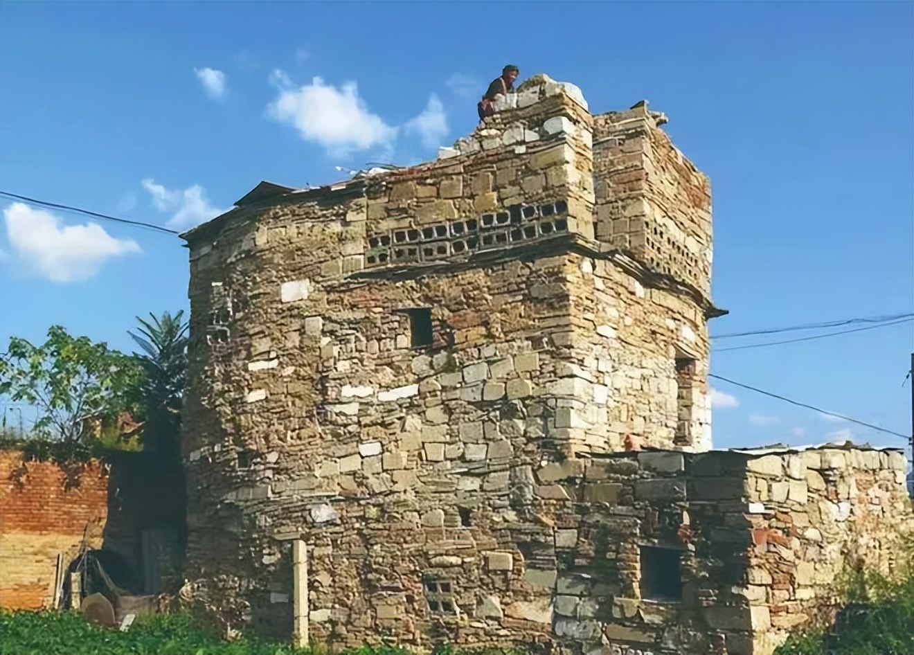 60-year-old homeless woman builds a castle on a rubbish heap - iNEWS