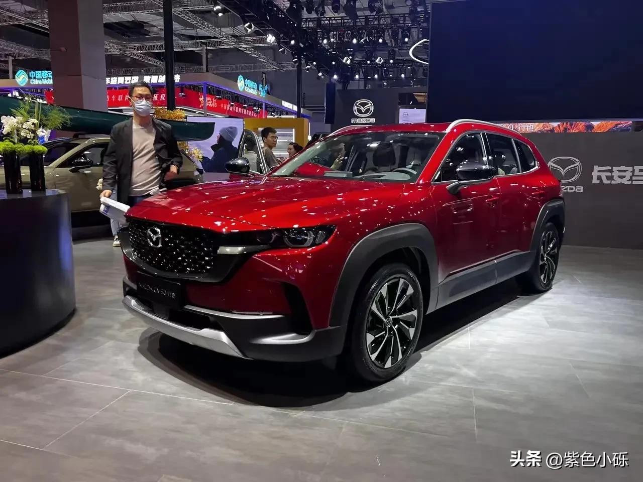 Sexy car model Yang Chenchen is stunning - iNEWS