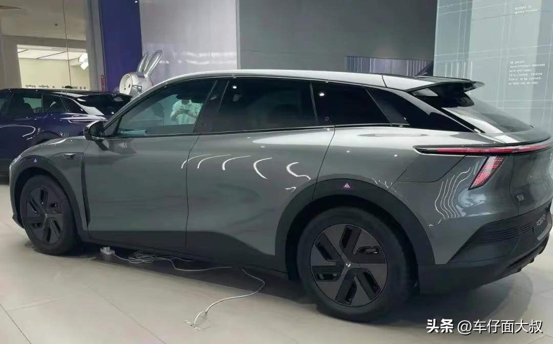 Uncle Che Zai Nian: Jidu ROBO-01 explores the store, it is smart enough ...