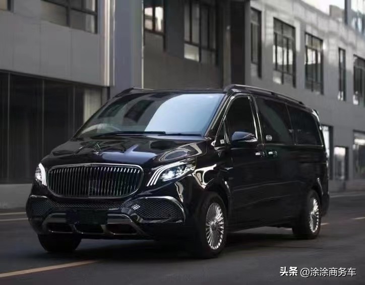 The lights are red, auspicious, and the booming, Mercedes-Benz VITO ...