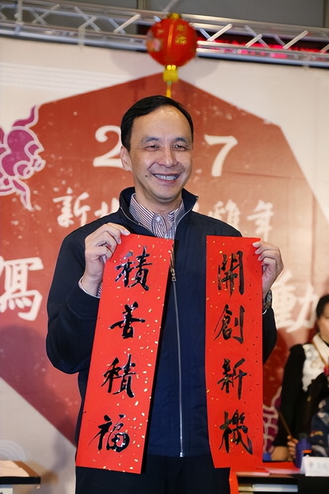 Zhu Lilun's handwritten Spring Festival couplets have no bones and no ...