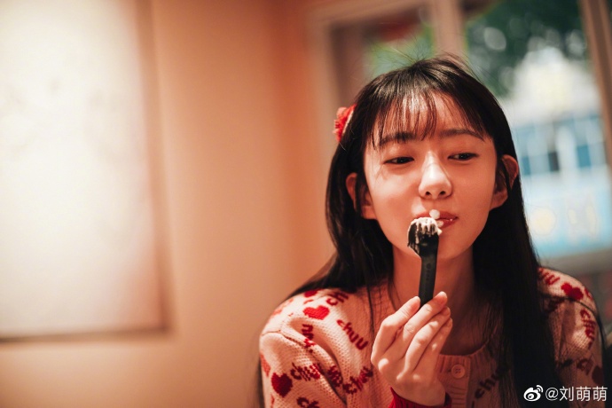 At Bai Yu's house?"Nolan" Liu Mengmeng revealed a recent photo of ...