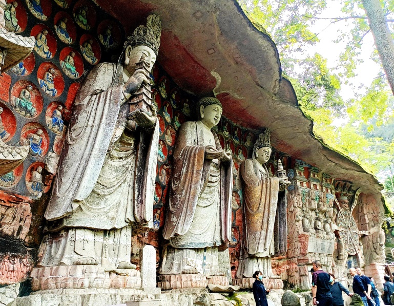 Watching Stone Carvings on Baoding Mountain - iMedia