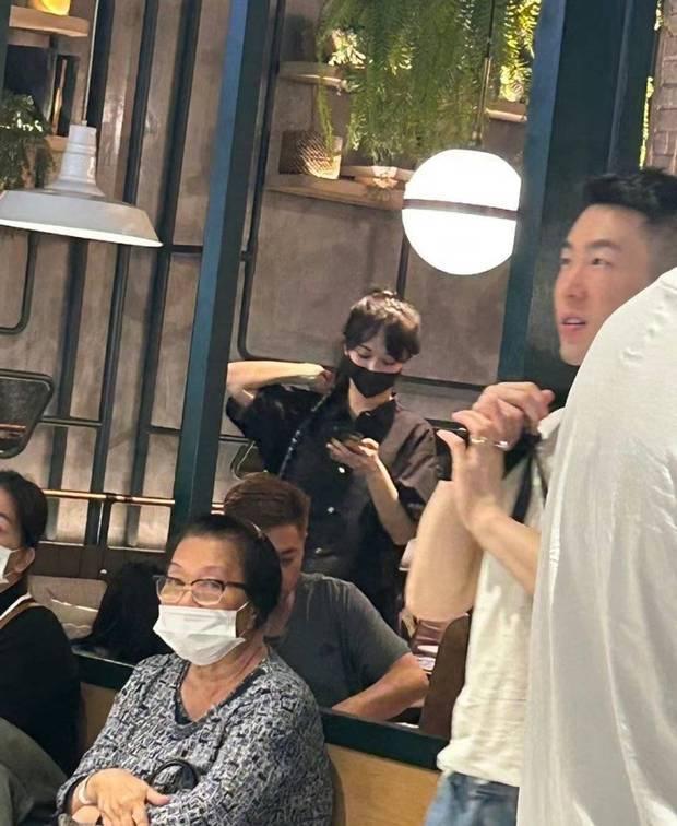 A fan ran into Yang Zi in Thailand. Yang Zi was dressed in all black ...