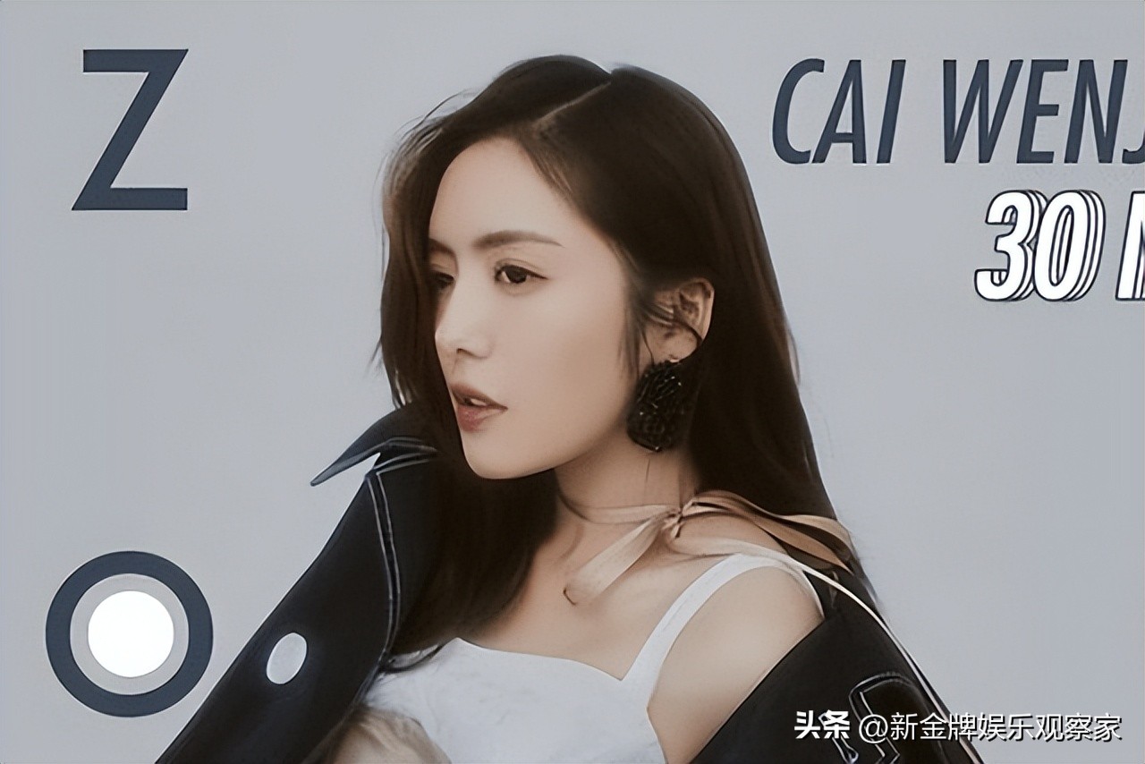 Cai Wenjing and Liu Wenyang took a group photo. The man is the producer of New Life Begins' son ...